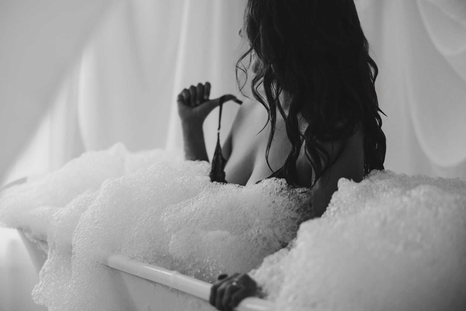 17 Reasons to Schedule a Boudoir Photoshoot || The Brava Studio